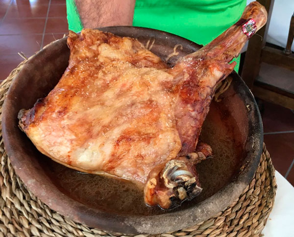 El Enebral: el secreto de su lechazo al horno de leña